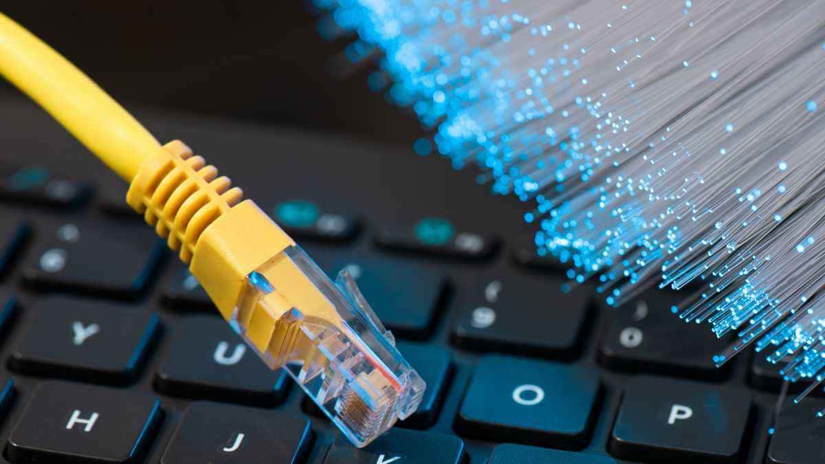 O que é e como funciona a fibra óptica?